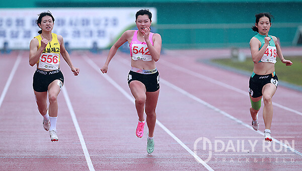 '풋풋한 고교 1년생' 이다원, 언니들 모두 제치고 100m 금메달! [KBS배 육상 리뷰]