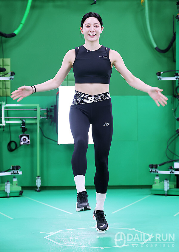 '육상 여제' 김지은, "2024년에는 뉴발란스 입고 뛰어요!"...SKT 이프랜드 촬영 현장 [포토]