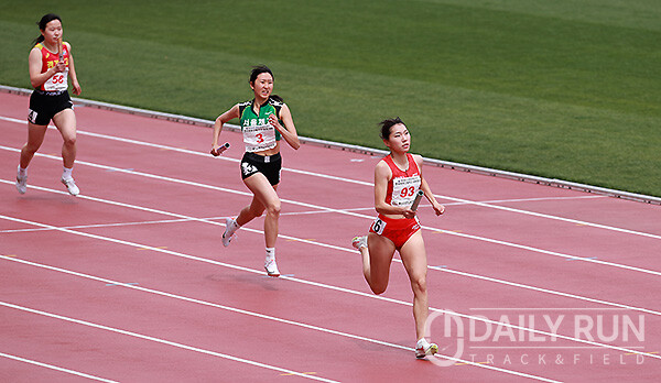 '소녀들의 깍듯한 인사법'...전남체고, 2024 울산 체고육상 4×400m 계주 우승 후 예절바른 인사!